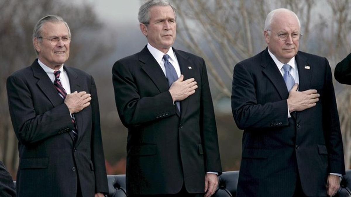 Bush padre critica la influencia de Cheney y Rumsfeld en su hijo