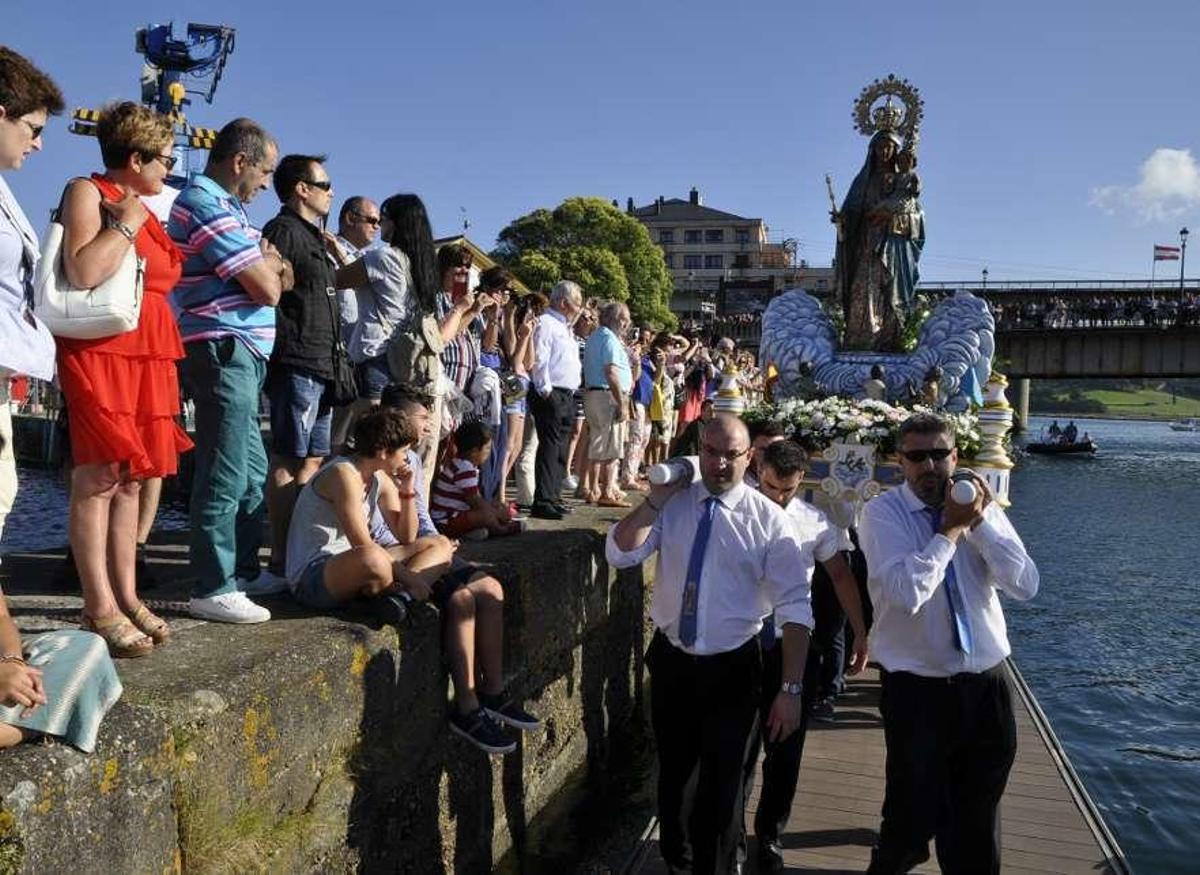 Tradición y devoción por la Barca