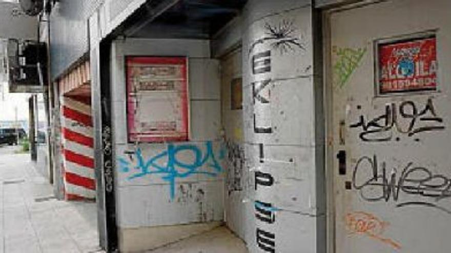 Más pintadas y graftis en portales y paredes