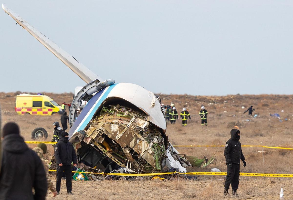Un avión con 67 personas a bordo se estrella en Kazajistán
