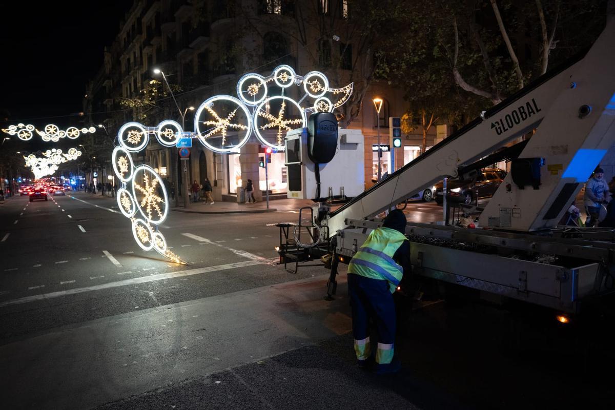 El viento, con rachas de hasta 100 km/h, desata la caída de luces ...