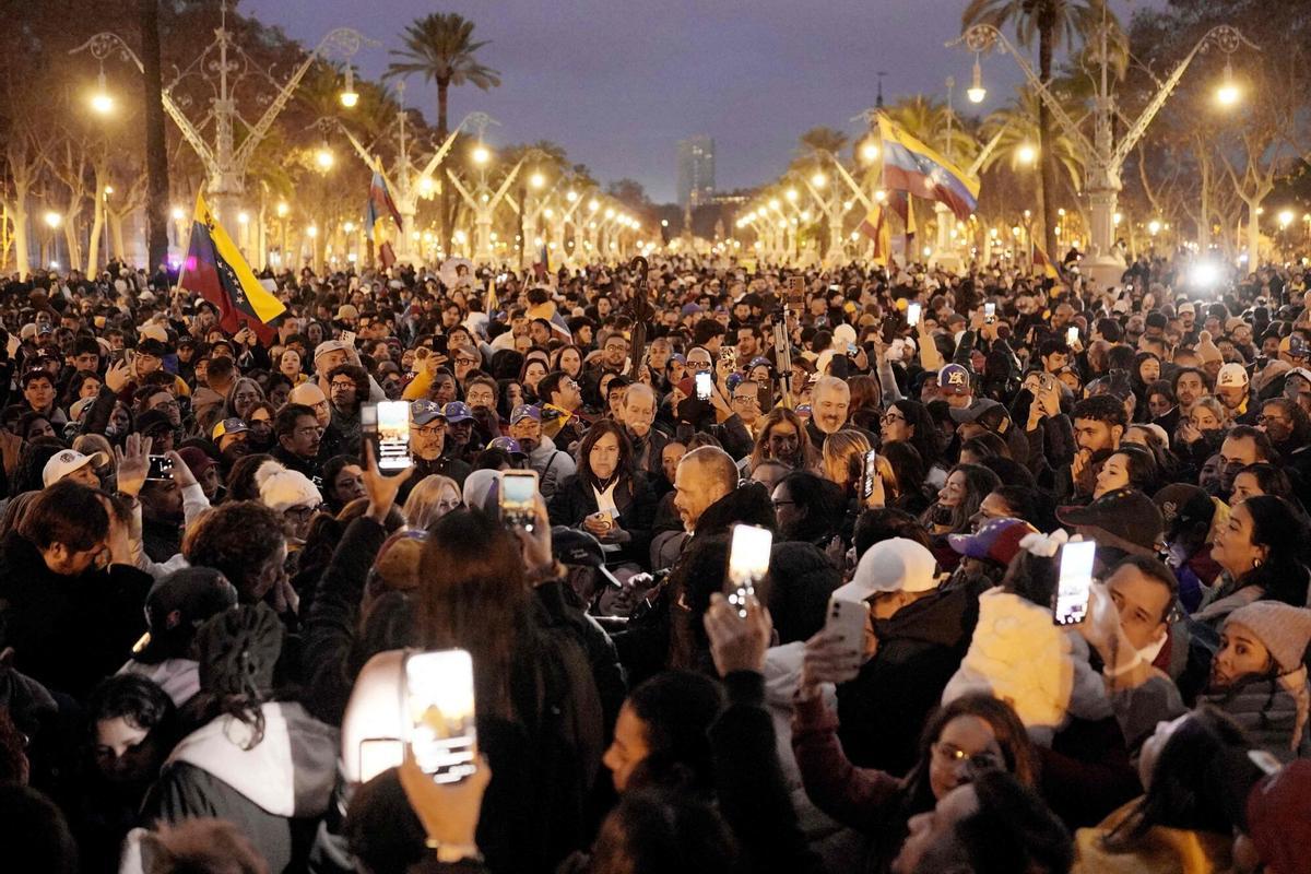 Manifestación masiva por Venezuela en Arco de Triunfo
