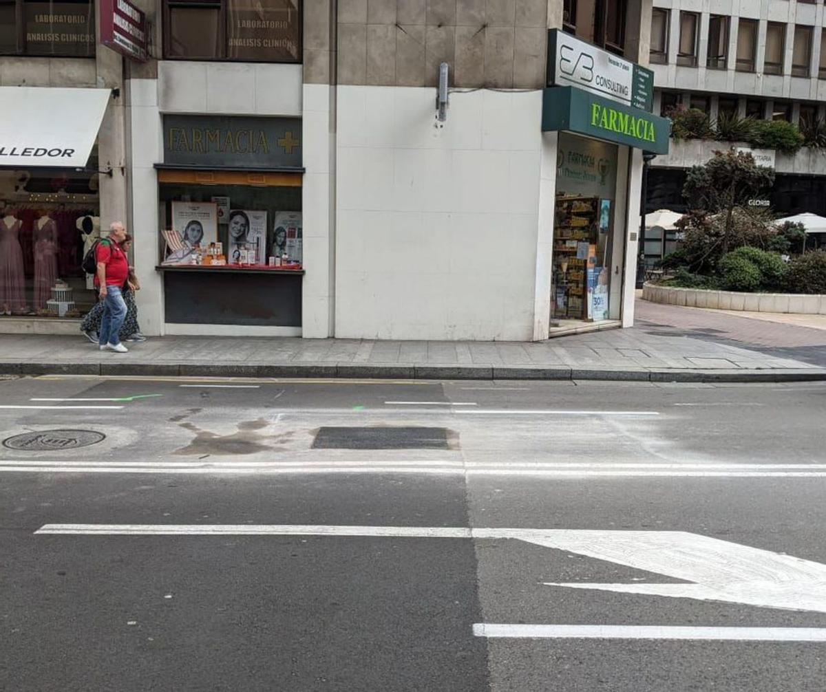 Reparado el socavón en uno de los carriles de la calle Munuza