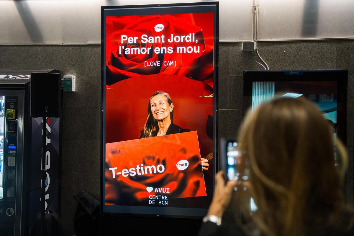 La ‘love cam’ de Sant Jordi: TMB instala cámaras del amor en el metro ...