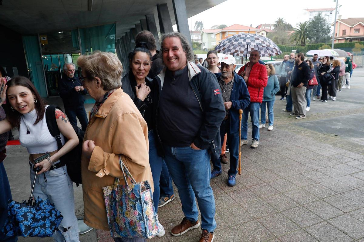 Larga cola en la apertura de la Feria de Antigüedades