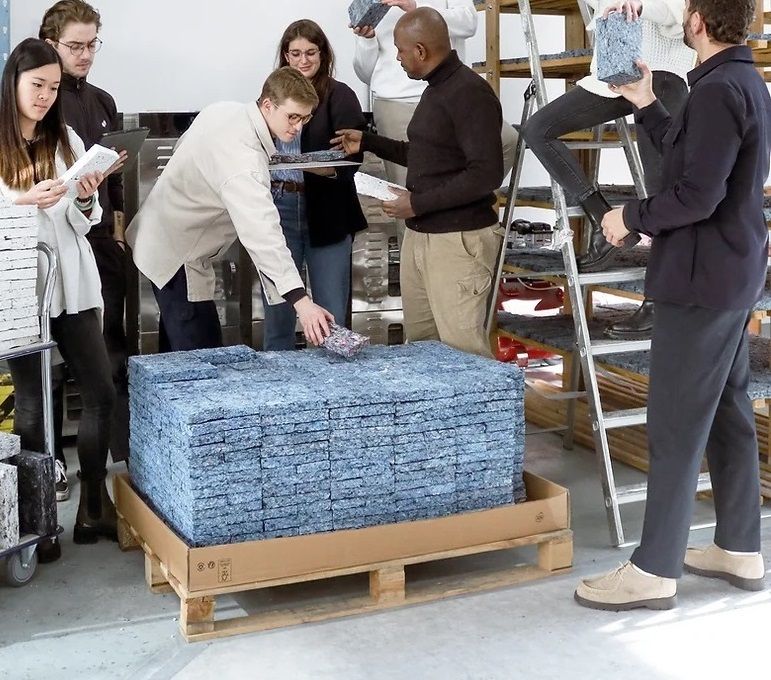 Fabrican ladrillos aislantes térmicos y acústicos con ropa reciclada ...