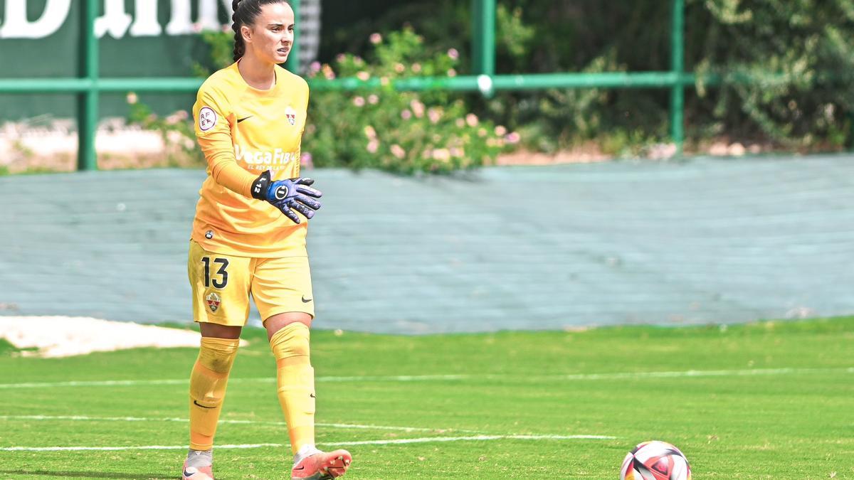 La portera del Elche que sigue la estela de las campeonas del mundo