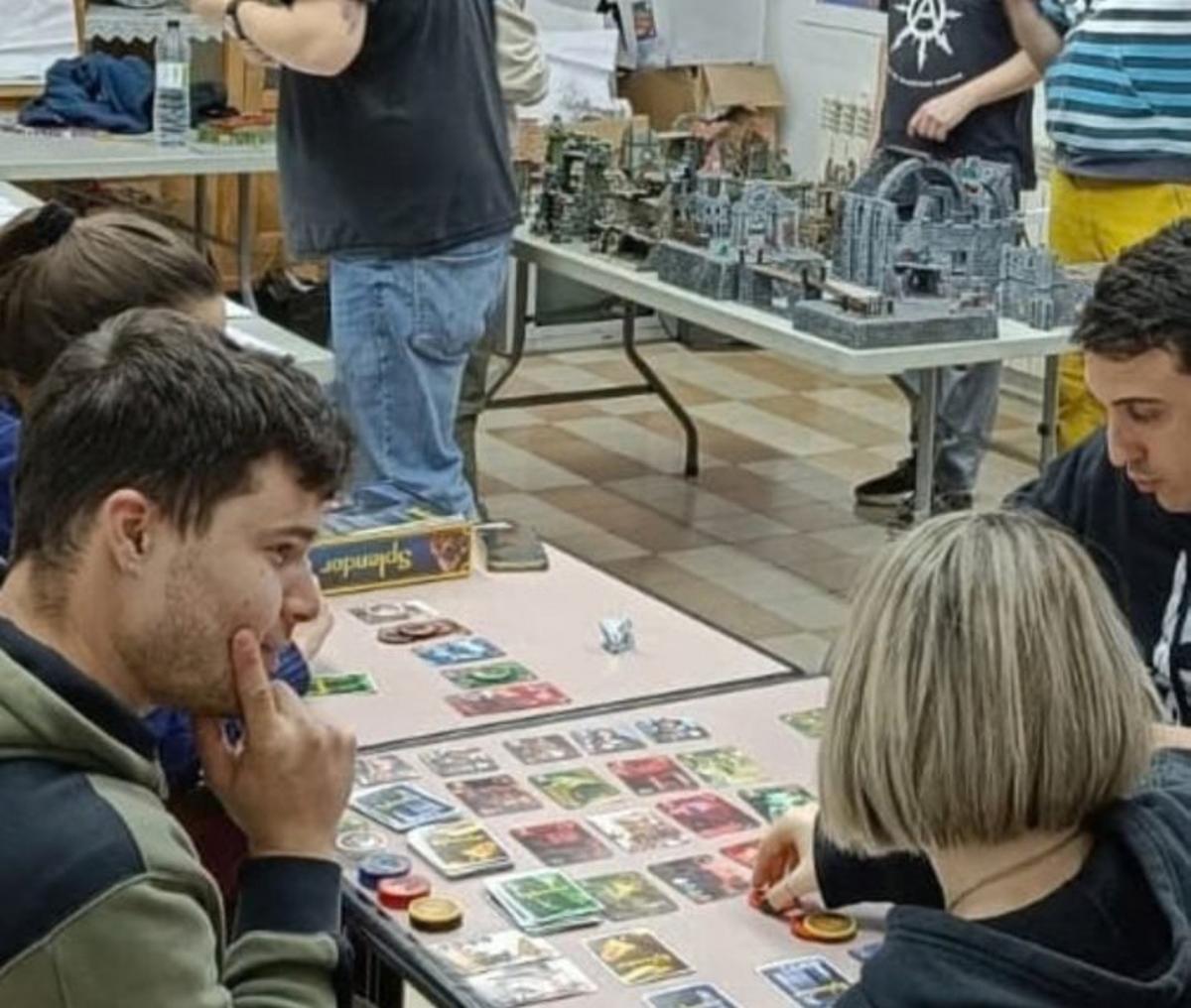 Los juegos de mesa se imponen a las pantallas en Aladrén