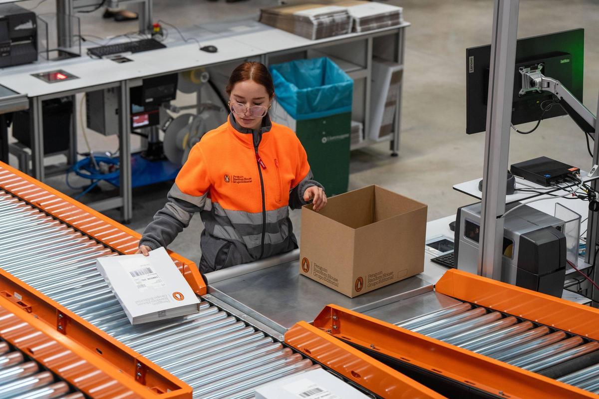 Visita al nuevo centro de distribución de la editorial Penguin Random ...