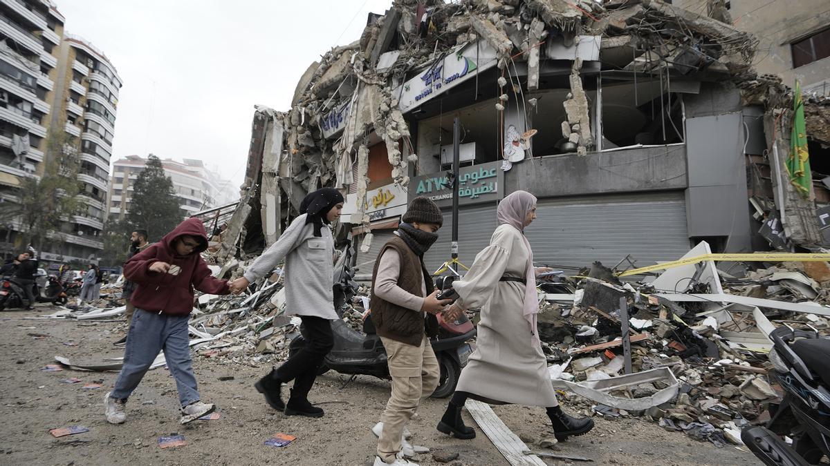 Residentes desplazados vuelven a Dahiyeh, en Beirut, tras el alto el ...