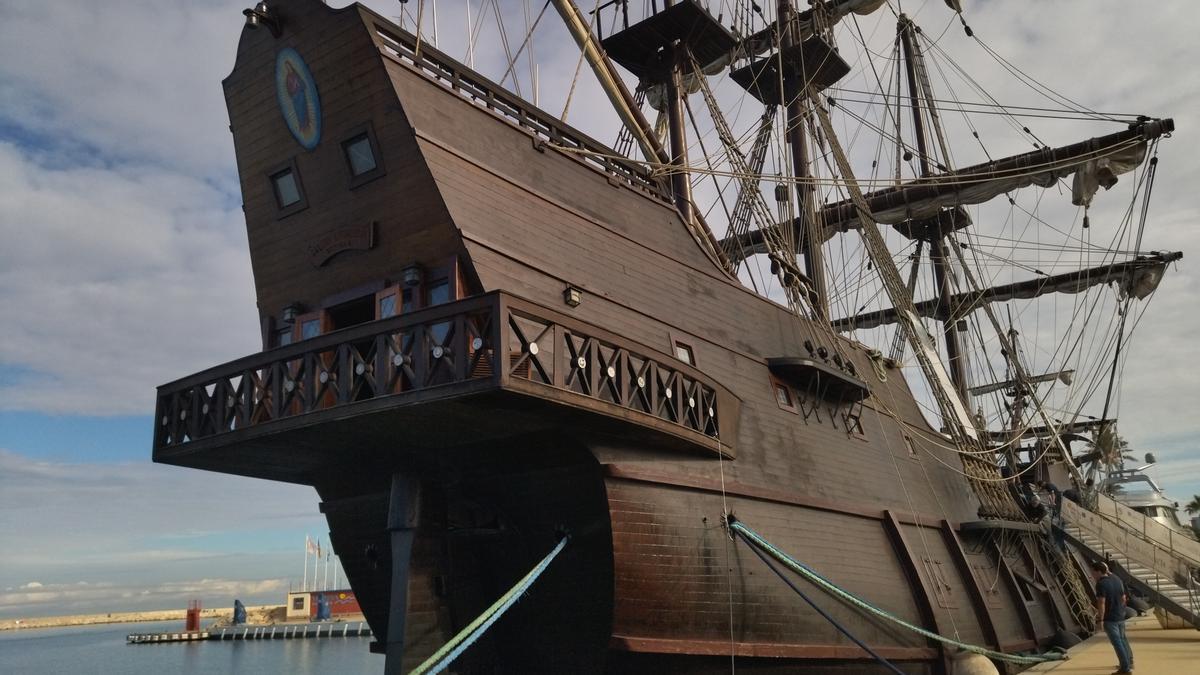 Un galeón del siglo XVII entre megayates en Dénia - Levante-EMV