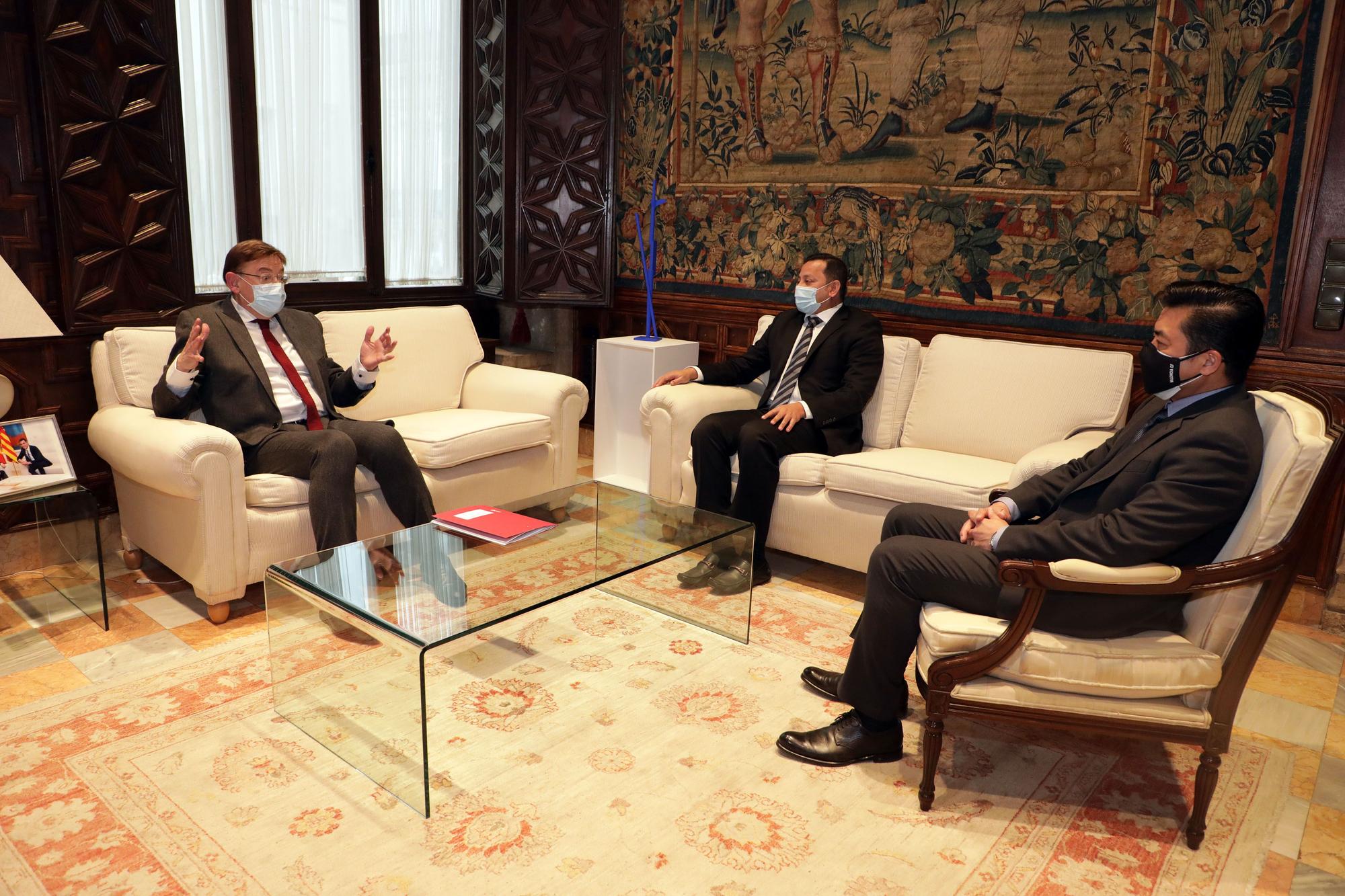 El presidente del Valencia CF, Anil Murthy, se reúne con Ximo Puig