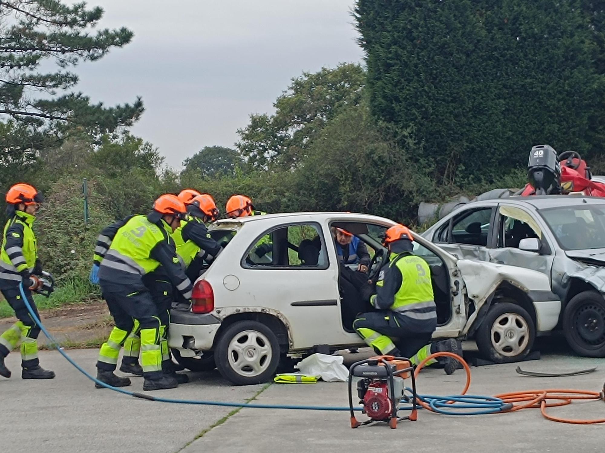 Así fue el espectacular simulacro de un accidente de coche en La Morgal ...