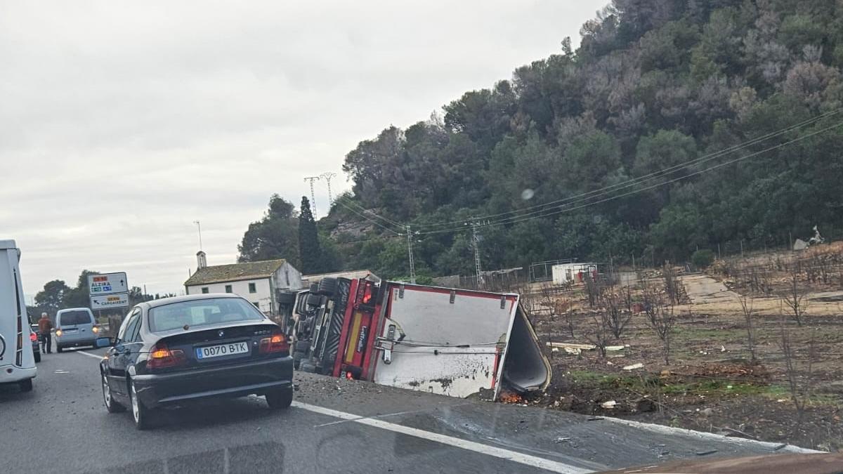 Vuelca un camión en la CV-50 a la altura del enlace entre Alzira y ...