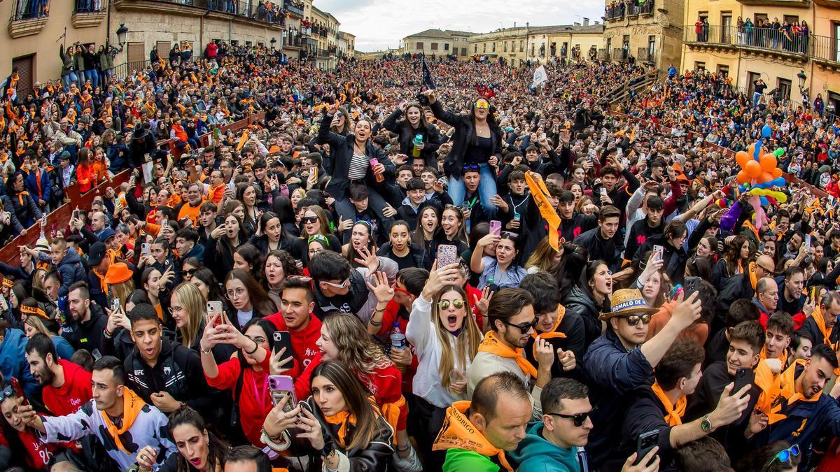 El Carnaval del Toro explota en Ciudad Rodrigo con un multitudinario y ...