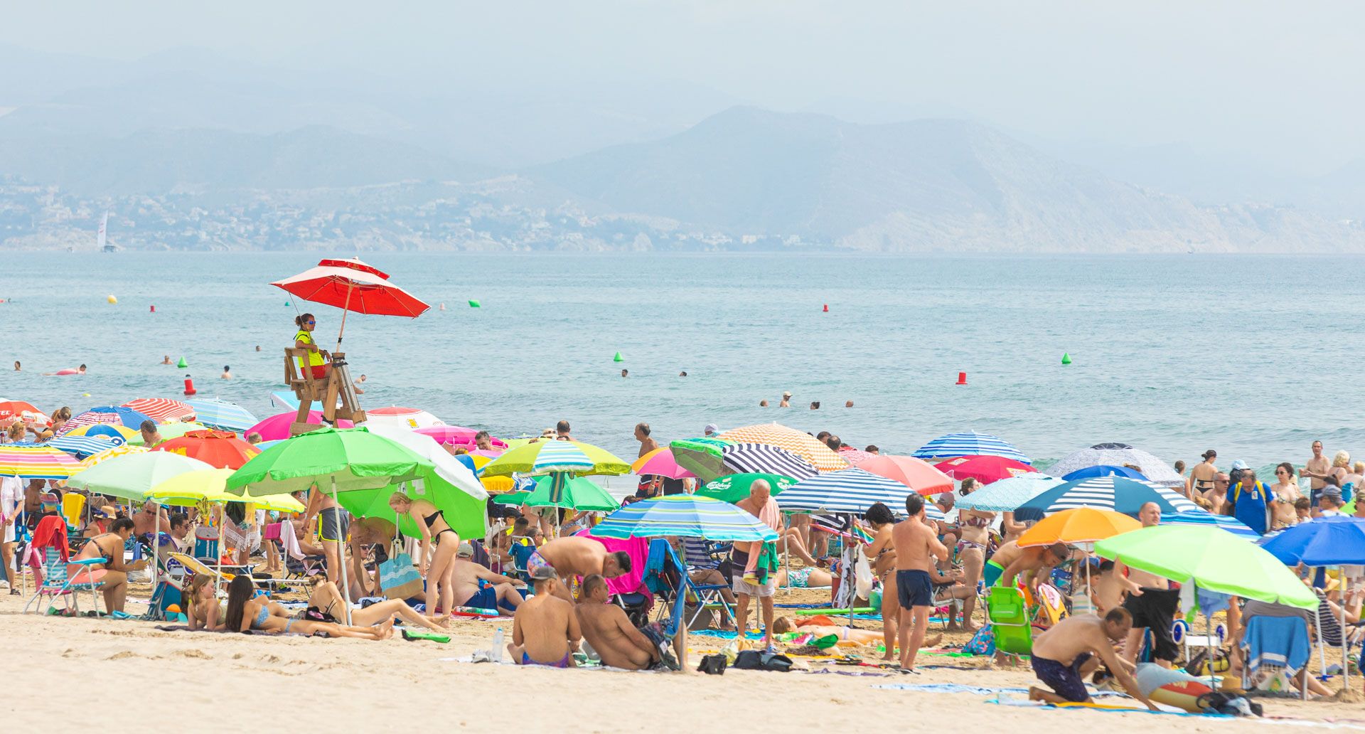 El calor llena las playas de Alicante
