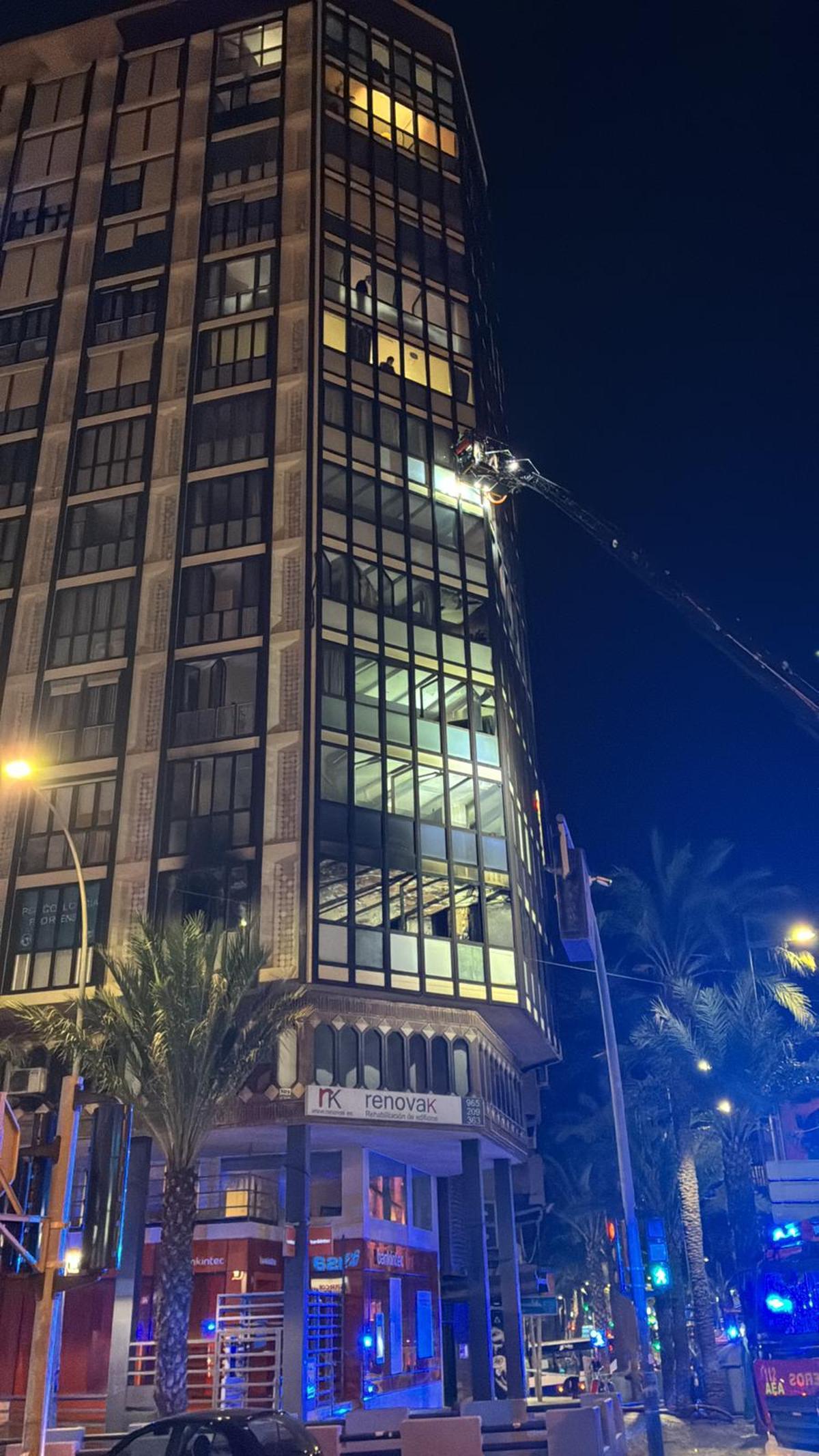 Las llamas obligan a desalojar un edificio en la avenida Alfonso el ...