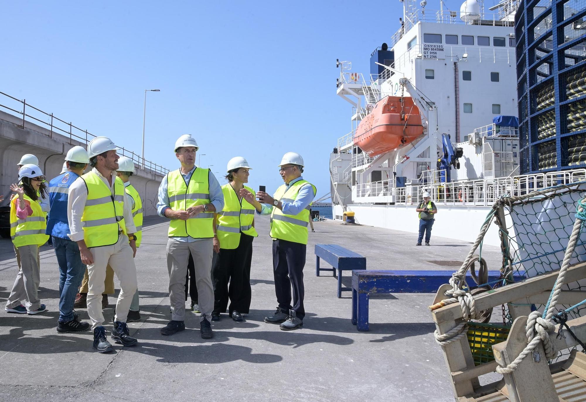 FOTOS: Visita al buque Cable Enterprise, atracado en Granadilla