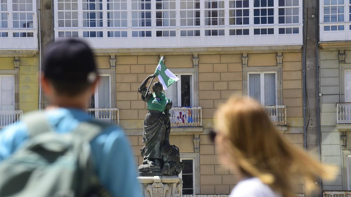 La estatua de María Pita ya es verdiblanca