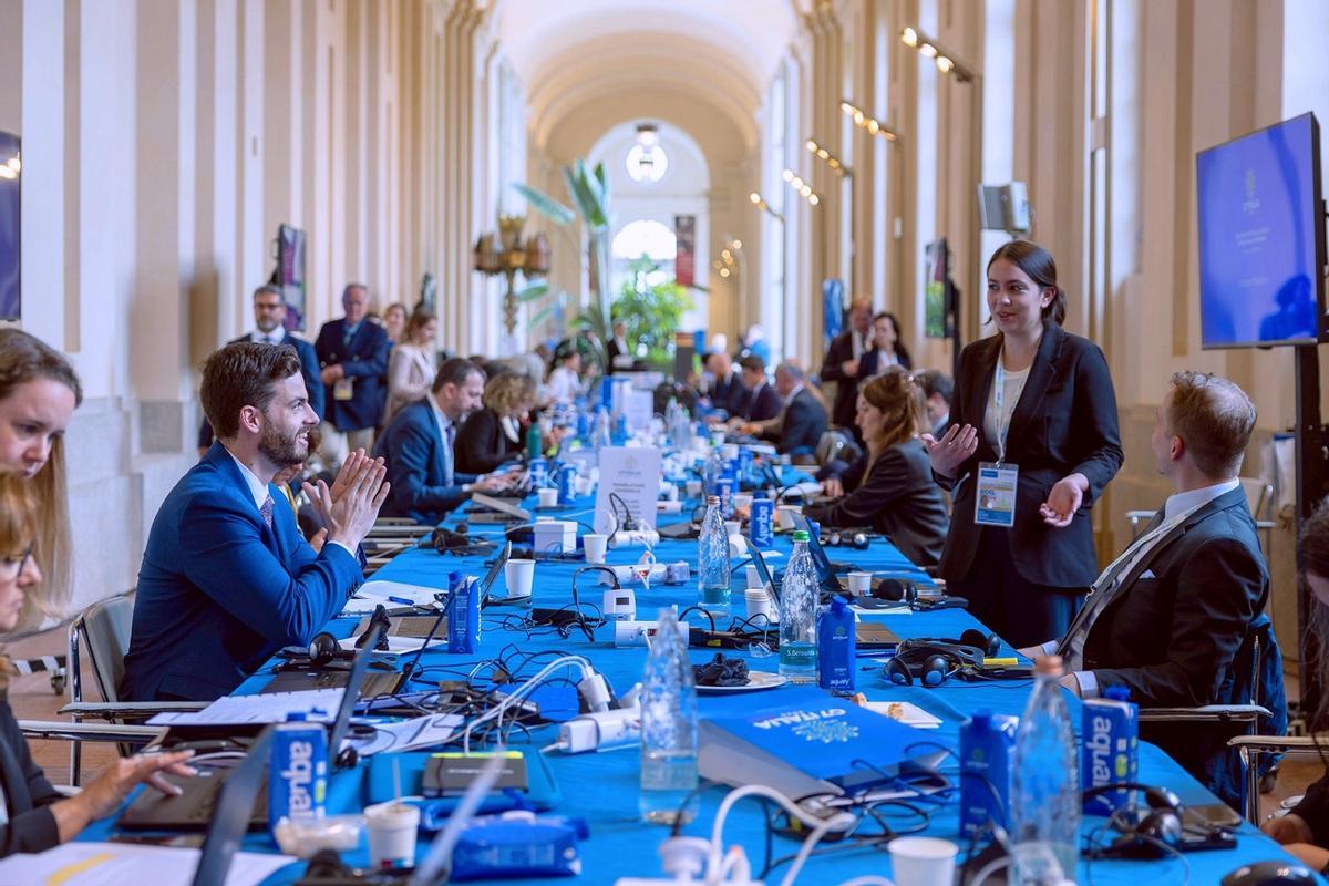 EMPRESAS EN MÁLAGA | Ly Company suministra agua para reuniones del G7 y ...