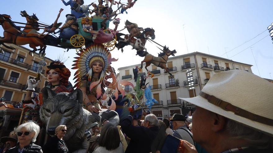 Ambiente fallero en el primer día tras la plantà