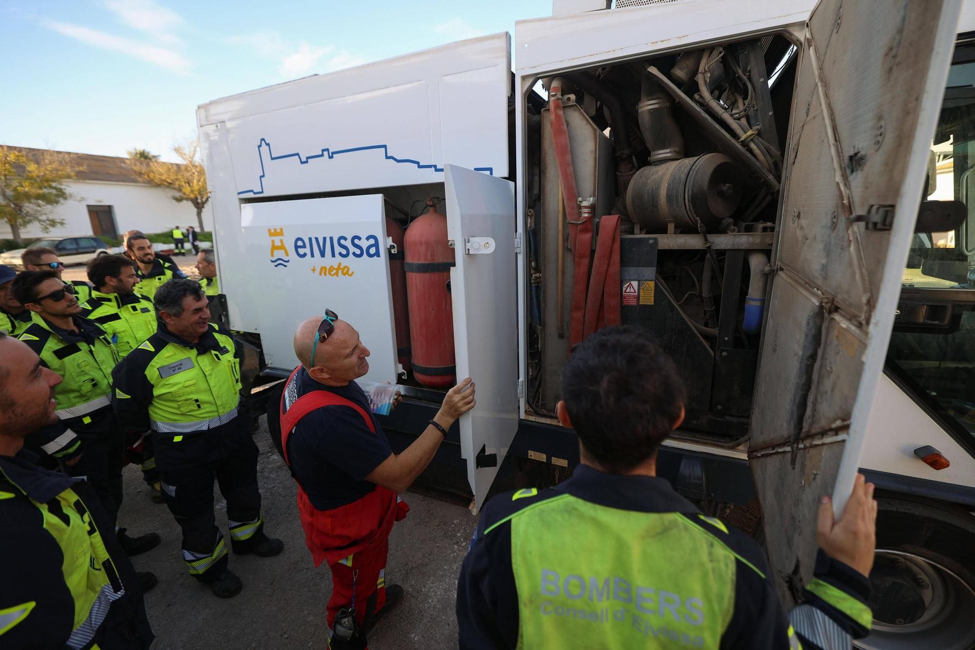 Galería: Los bomberos de Ibiza aprenden a domar vehículos eléctricos ...