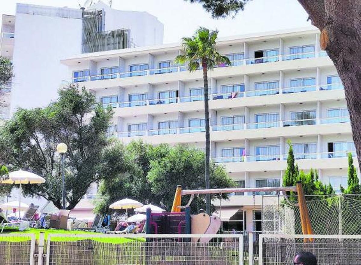 Un turista hace ‘balconing’ en un hotel de Mallorca y se rompe las ...