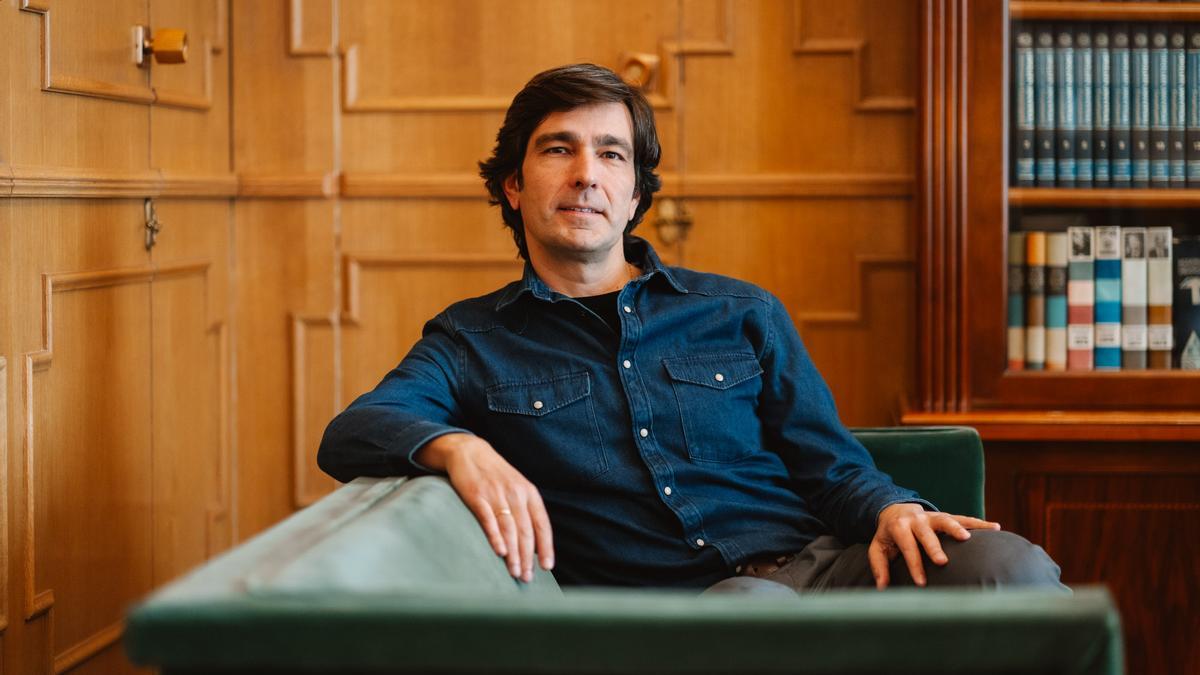 César Suárez, periodista: "Lo que más me emociona es que los libros ...