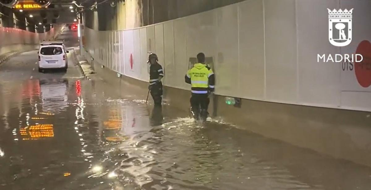 La lluvia anega en Madrid calles, túneles y líneas de metro