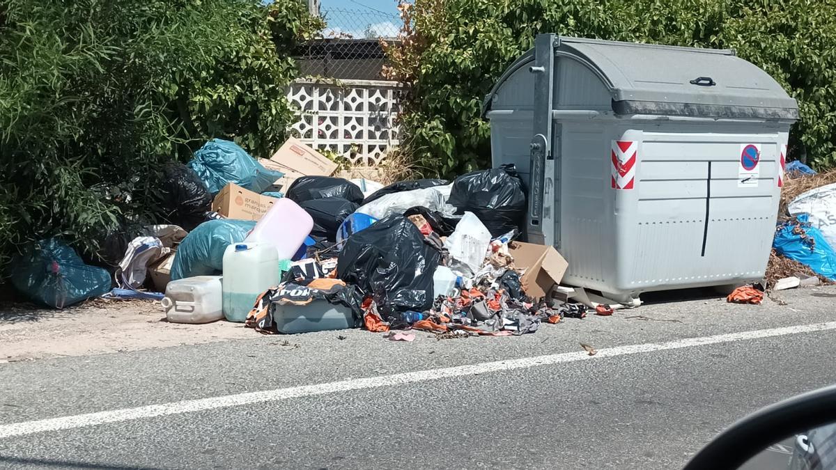 Vecinos denuncian vertidos tóxicos en la carretera de Torrellano al aeropuerto - Información