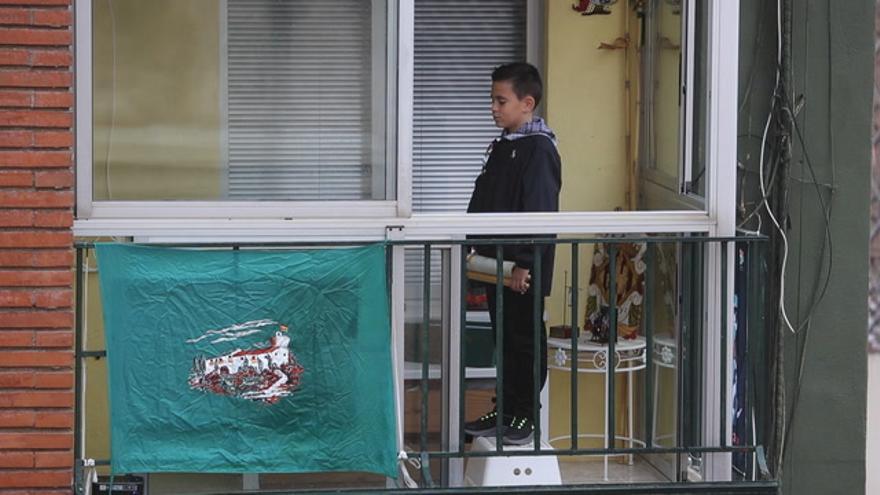 Marc Osorio recita desde su balcón el Pregó infantil - El Periódico ...