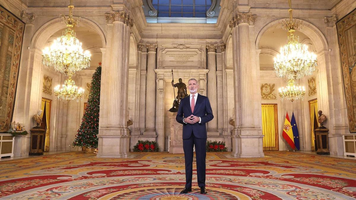 El Monarca es posa dret al cor del Palau Reial