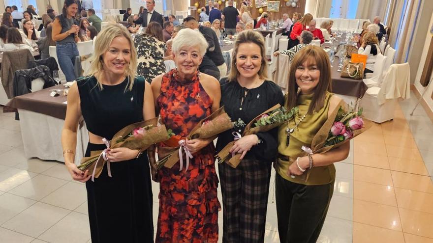 El Grupo Folclórico Villaviciosa Aires de Asturias entrega la "Gaita de ...