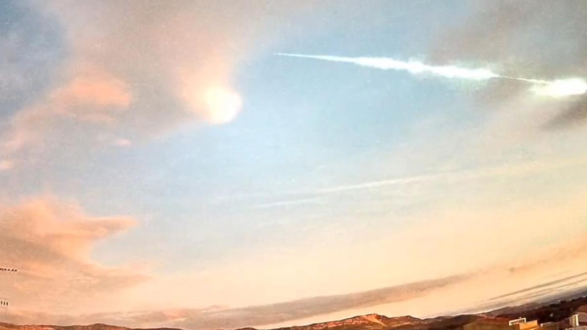 Un gran bólido diurno surca el cielo de Castellón