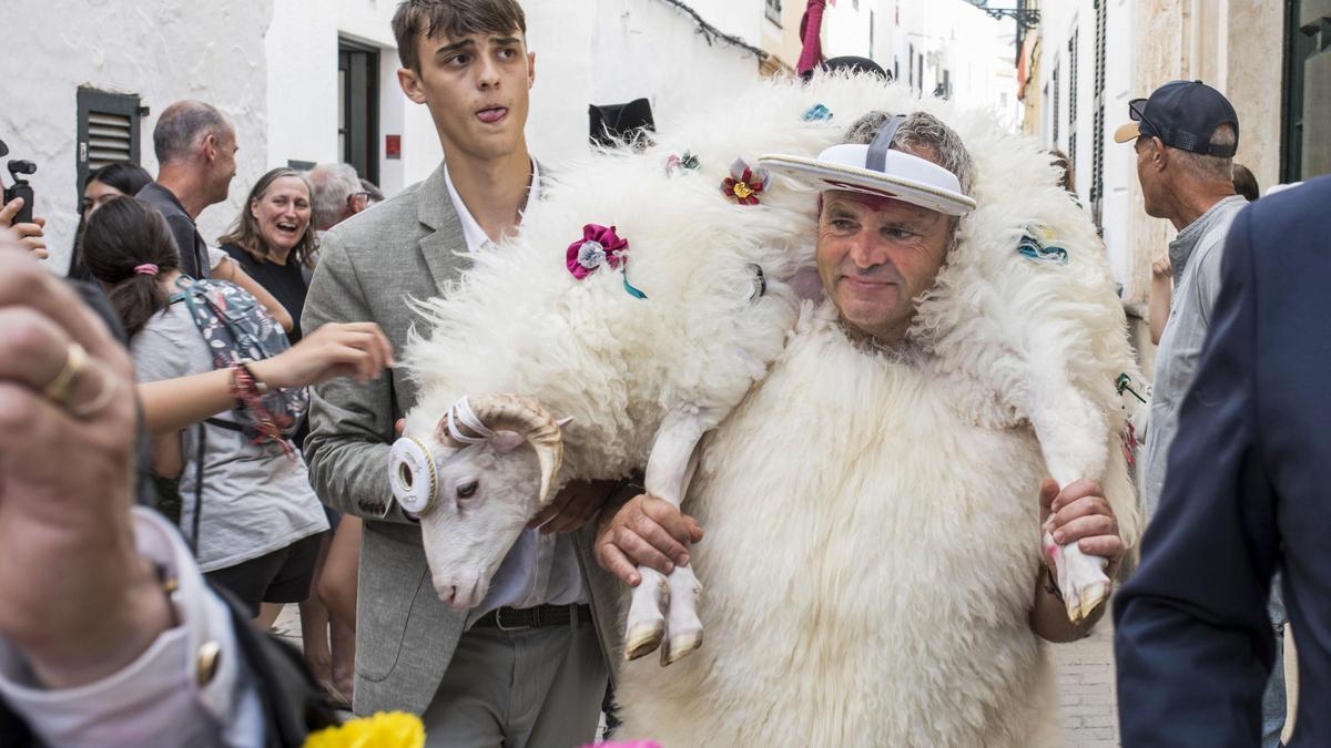 FIESTAS DE SANT JOAN DE CIUTADELLA | El 'fabioler' inicia las fiestas ...