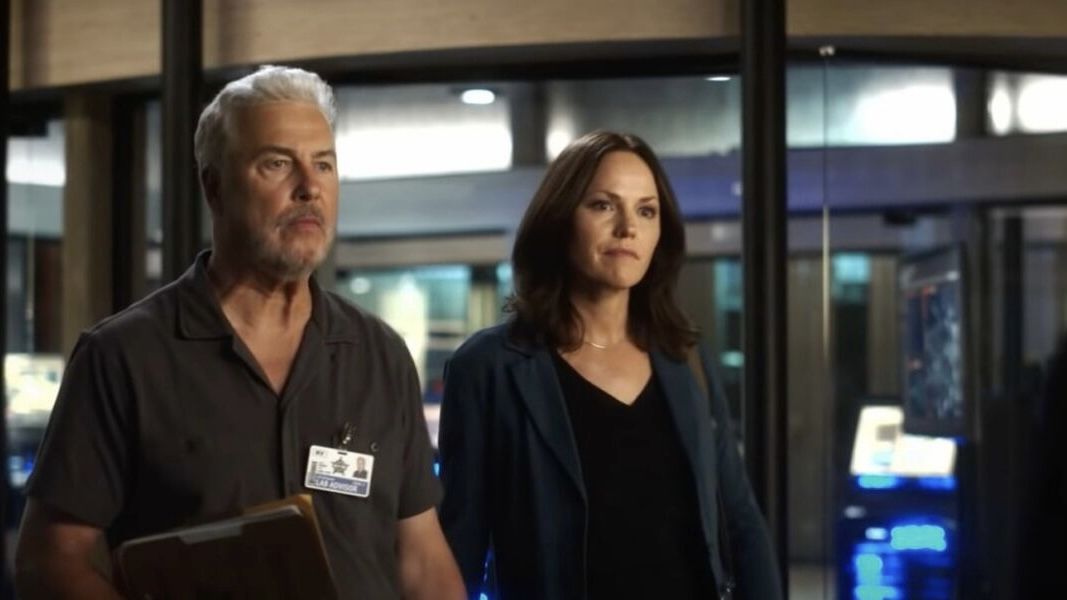 Grissom y Sara, cerca de la persona que incriminó a Hodges, en 'CSI: Vegas'