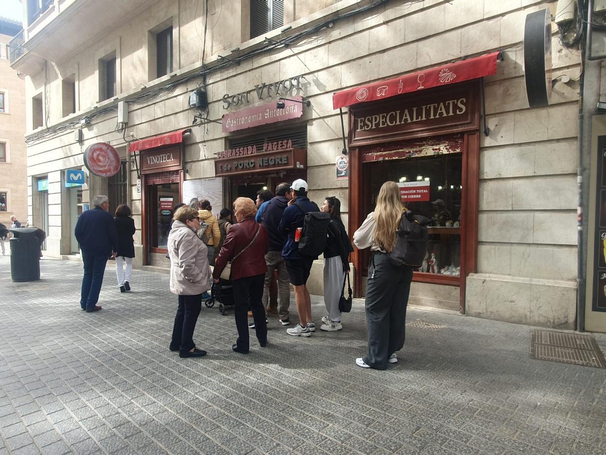 Colas en la tienda de Son Vivot antes de su cierre inminente