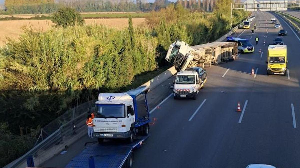 Mueren dos personas en la AP-7 en Vilablareix al ser arrolladas por un camión cuando salían de ...
