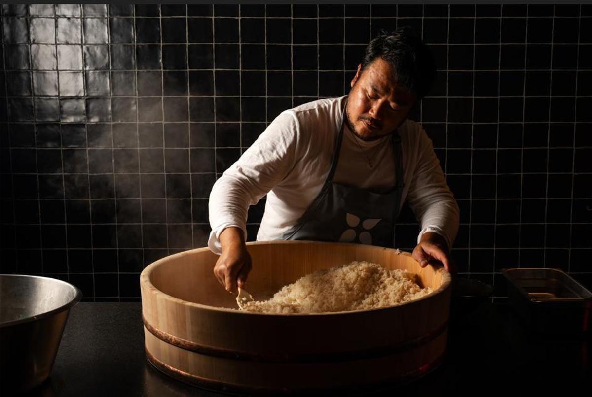 Makoto Okuwa, el chef japonés que mira a los ojos de los peces, abre su ...