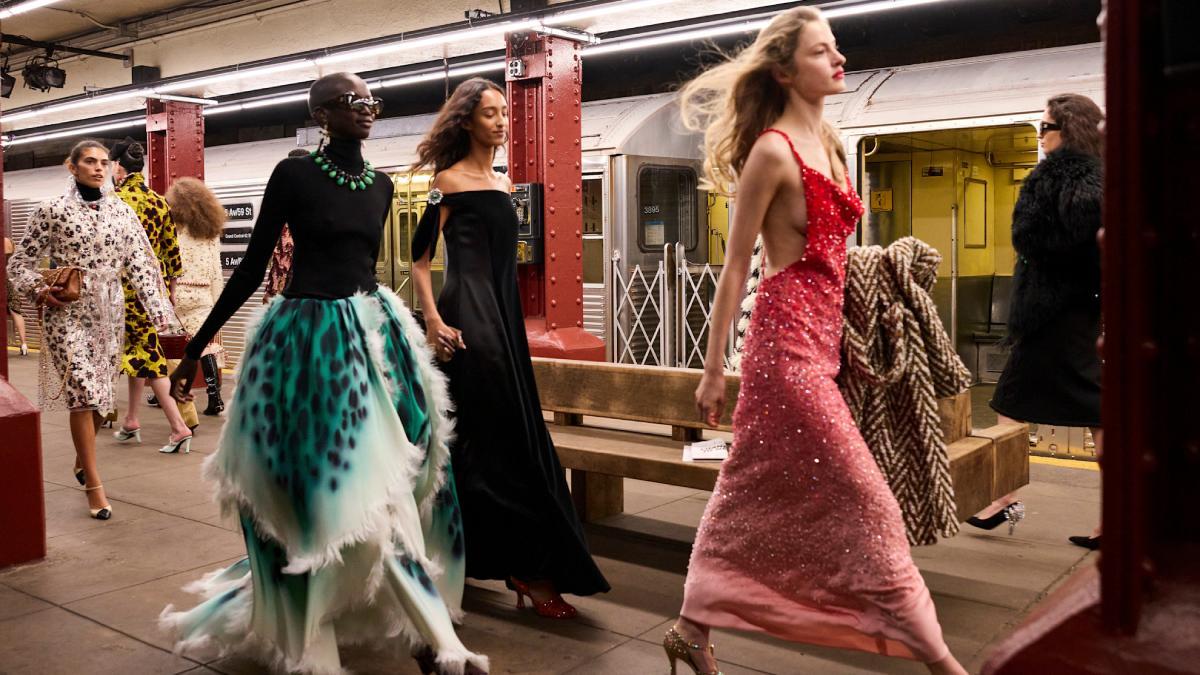 DESFILE CHANEL METRO NY | Chanel rompe moldes con un desfile en el ...