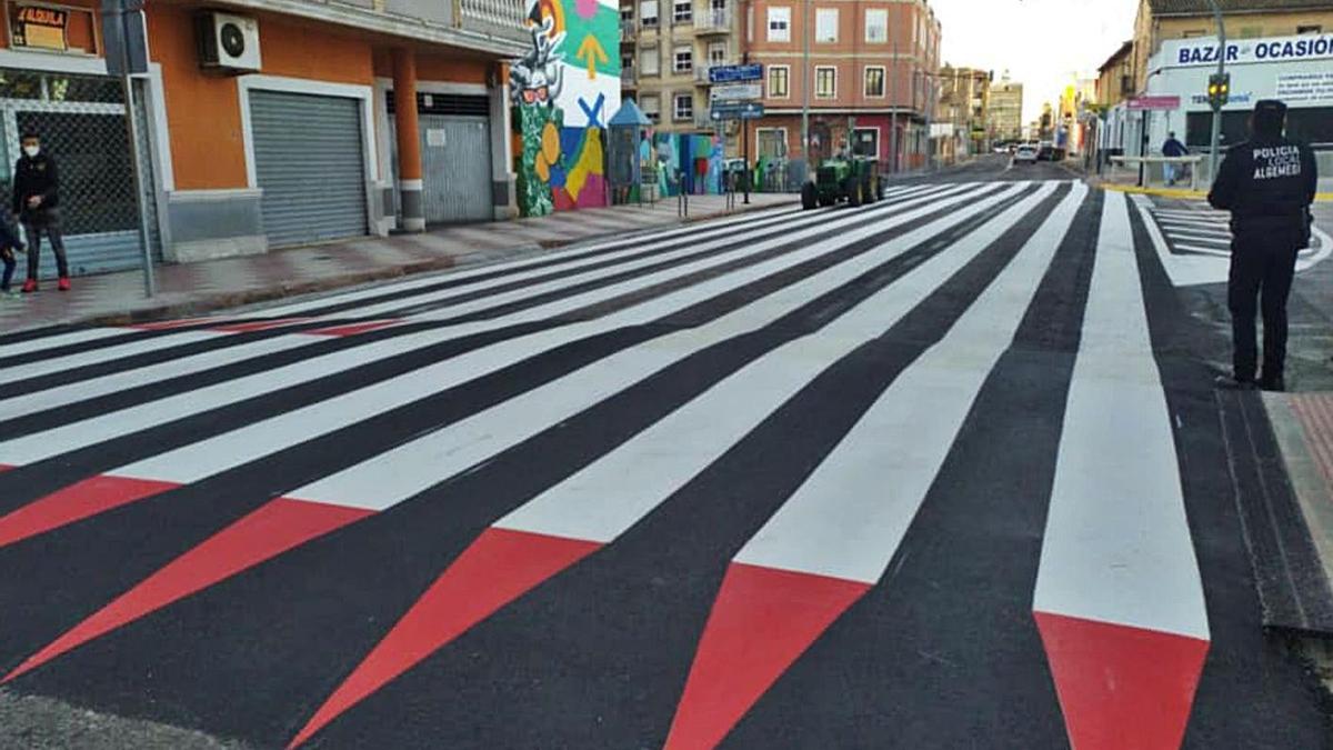 Paso de cebra de 30 metros entre la cordura y el desvarío - Levante-EMV