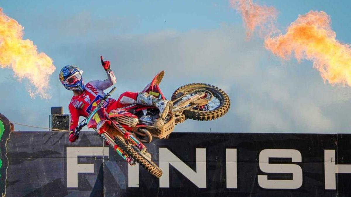 Jorge Prado recibe su corona en Inglaterra - La Opinión de A Coruña