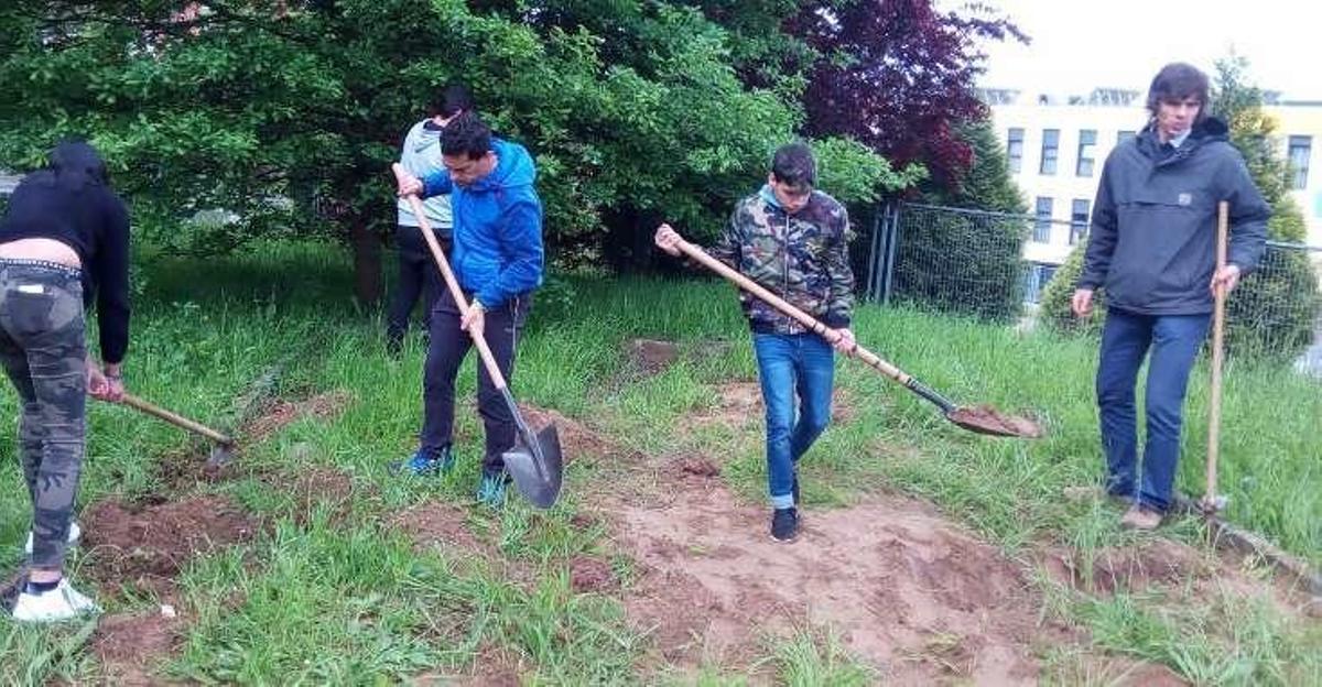 Plantación de árboles en el Instituto Río Nora de la Pola como símbolo ...