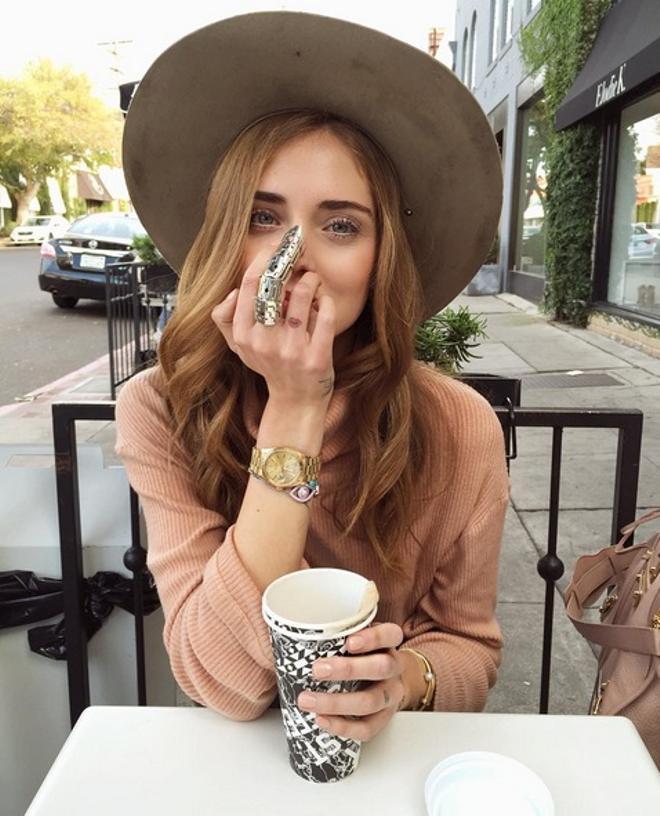 La pose de moda que todas muestran en Instagram - Woman