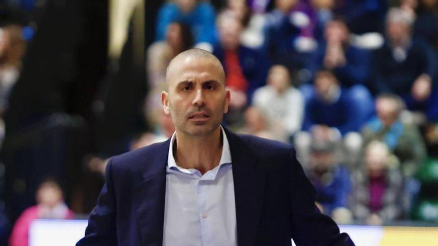 Javi Rodríguez, entrenador del Alimerka Oviedo, tras caer por 71-91 ...