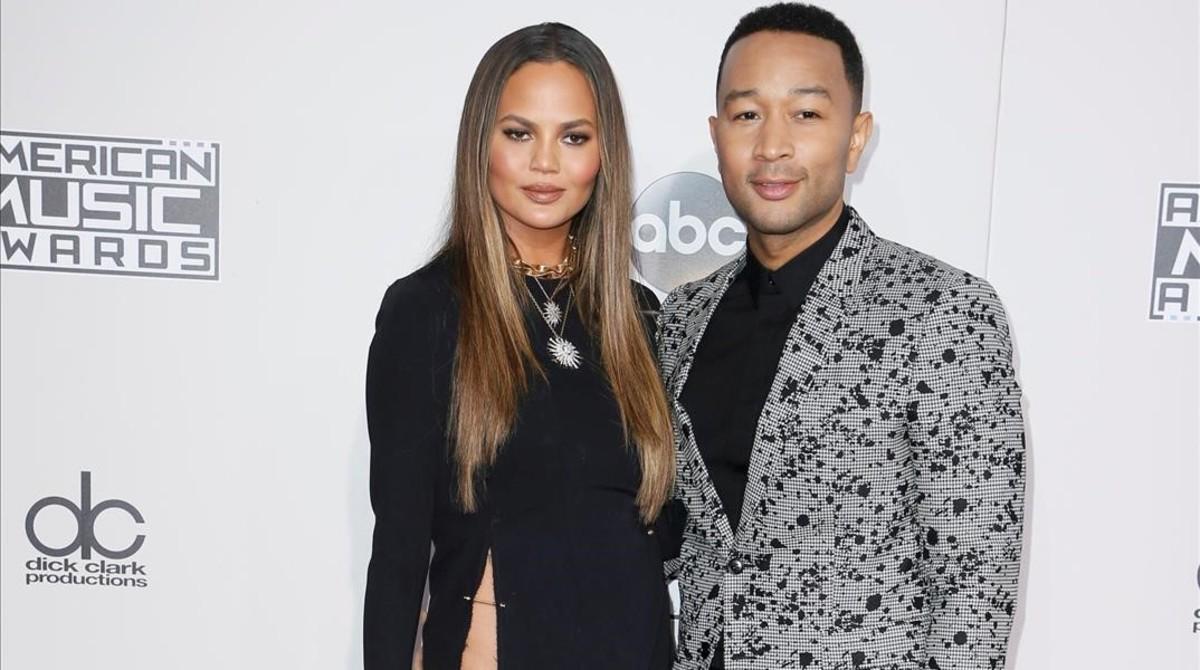 Christy Teigen enseña más de la cuenta en los American Musics Awards