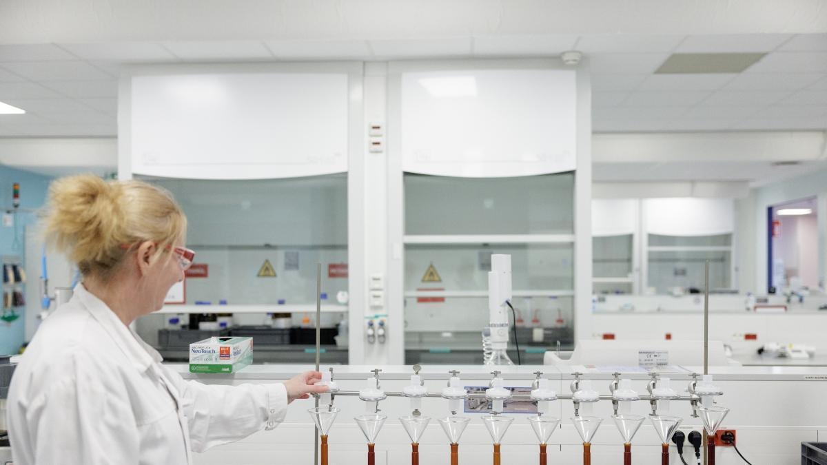 Entramos en la fábrica donde se producen los inhaladores que reducen el ...