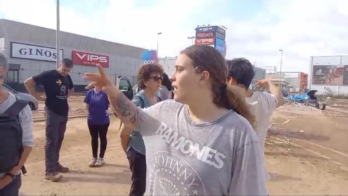 DANA VALENCIA| "Llevamos dos días llamando para que saquen el agua del ...