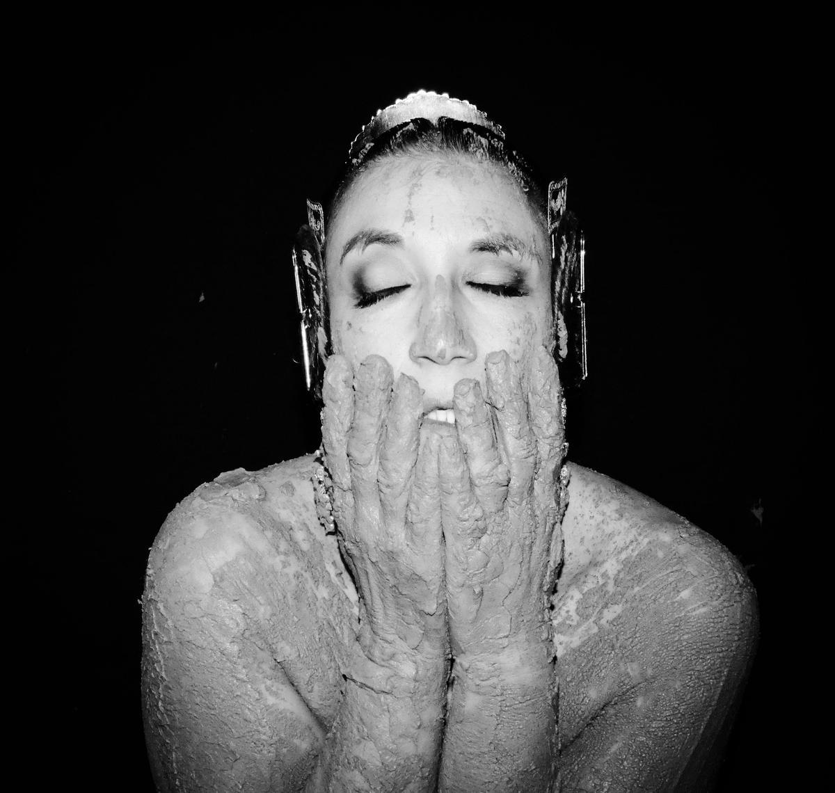 Imágenes: La exfallera mayor de Alzira se cubre de barro para una ...