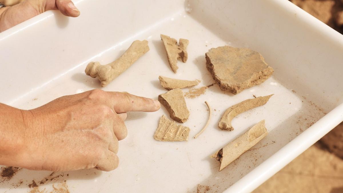 LANZAROTE YACIMIENTO ARQUEOLÓGICO EL BEBEDERO: El yacimiento de El ...